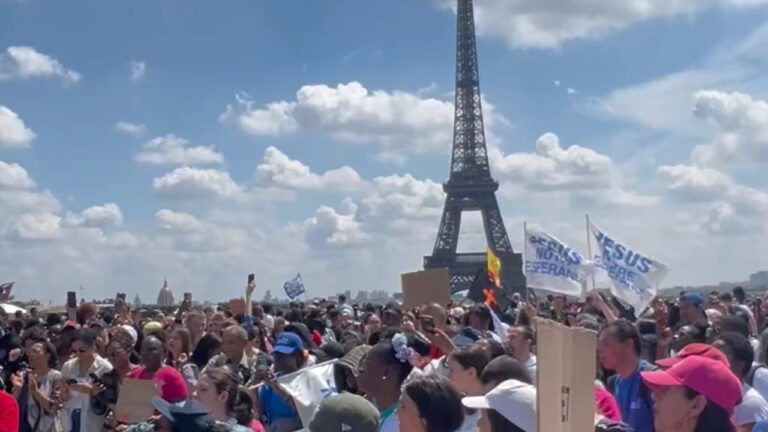 Cristianos adoraron a Dios en Paris frente a la Torre Eiffel
